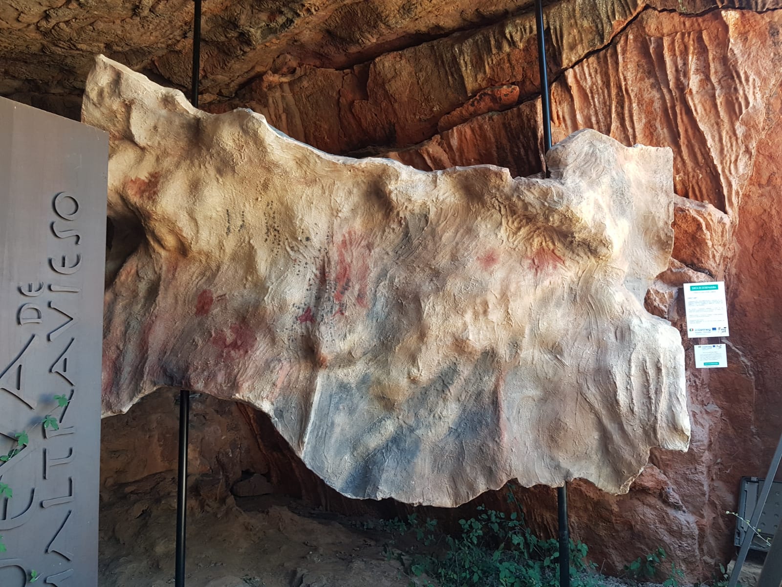 Réplicas de algunos fragmentos de lienzos y paneles de la Cueva de ...