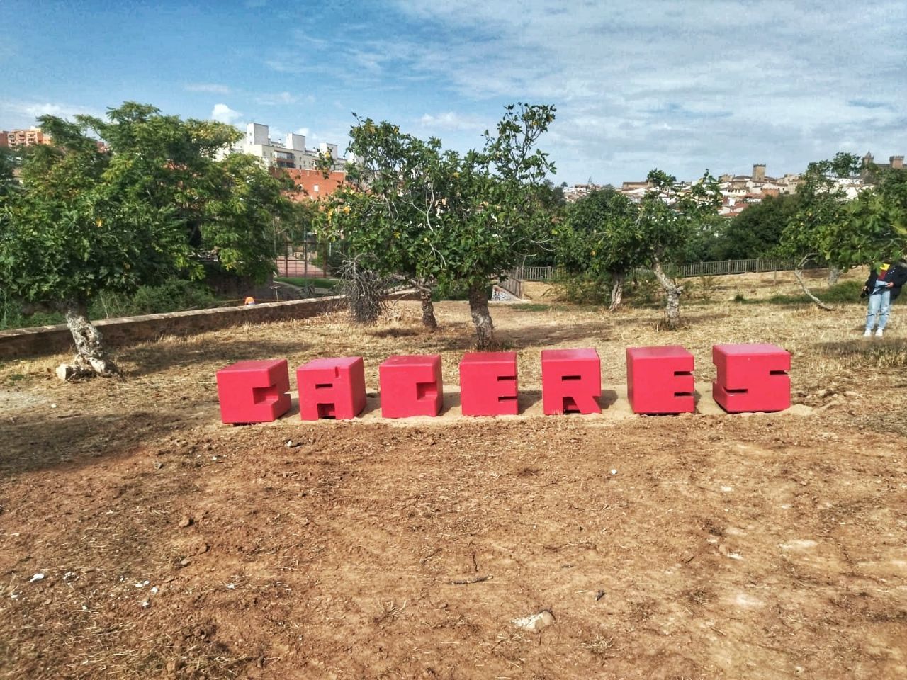 Las letras rojas de ‘Cáceres’ ocupan ya su ubicación definitiva en el ...