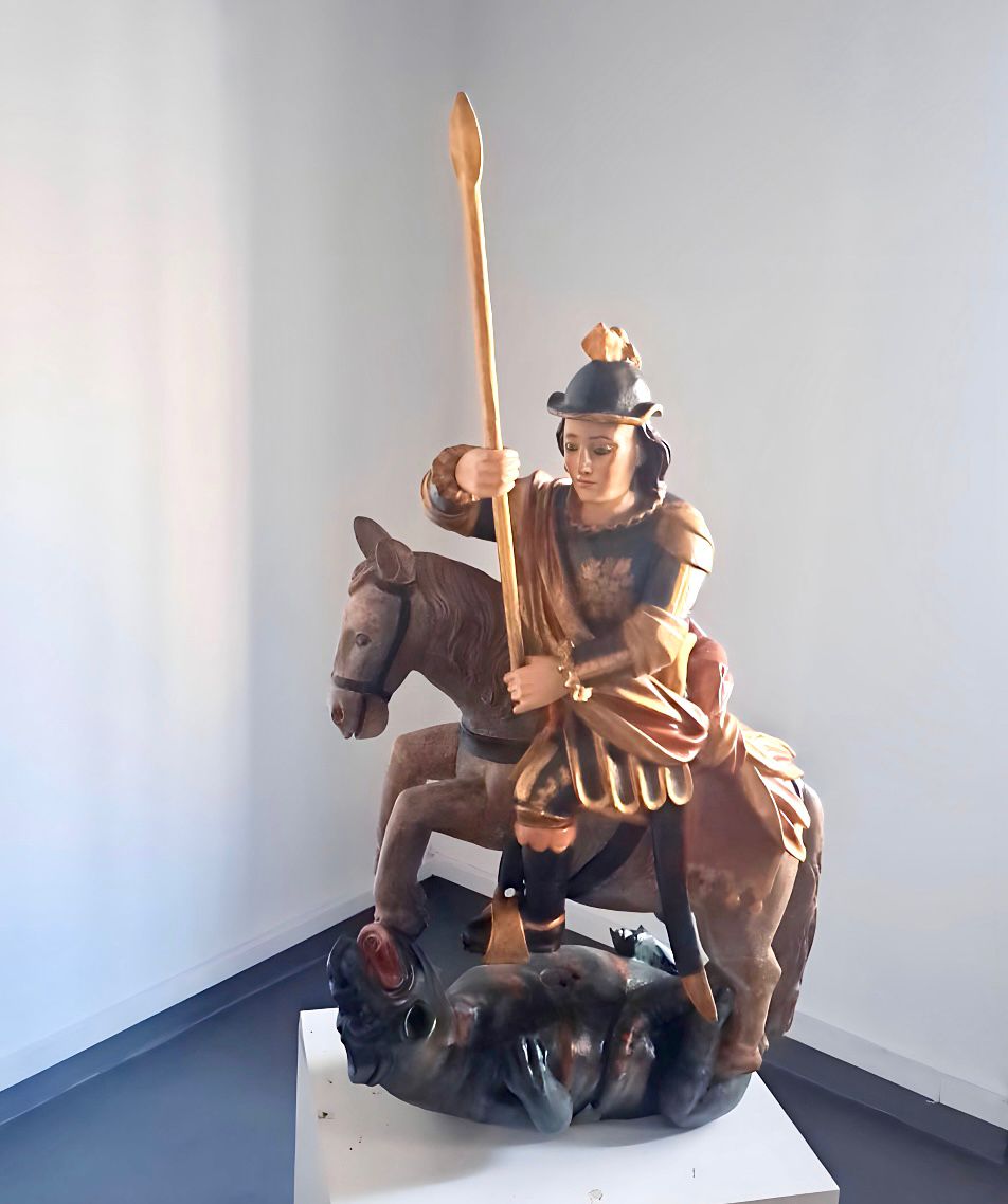 La escultura de San Jorge montado a caballo regresa a la ciudad tras ...