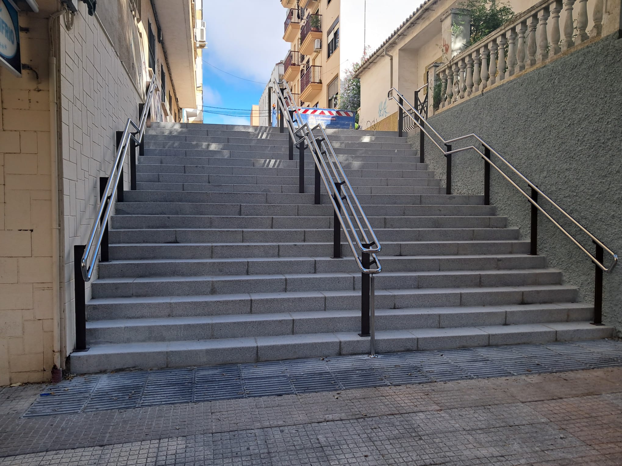 Nueva escalera con mayor accesibilidad y seguridad para el tránsito ...
