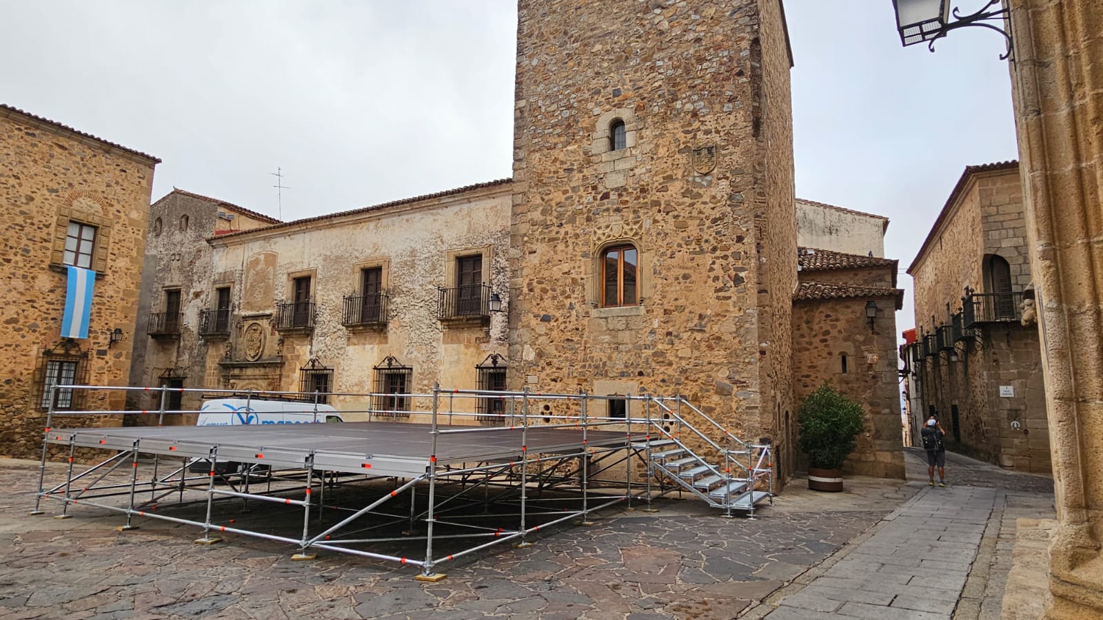 El Ayuntamiento de Cáceres adquiere dos escenarios modulables y de ...