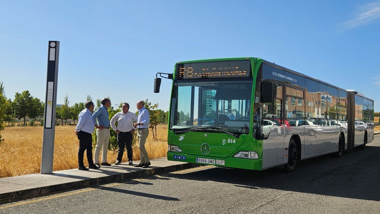Instaladas las paradas de la nueva línea R8 de autobús urbano que ...